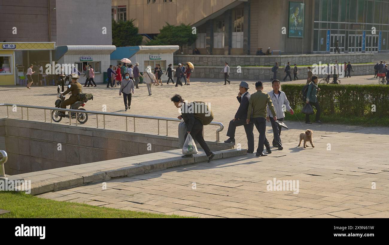 bystanders on the central streets of Pyongyang city, photos through the ...