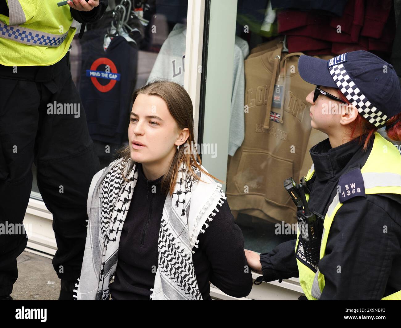 Metropolitan police arrest youth demand protester hi-res stock ...
