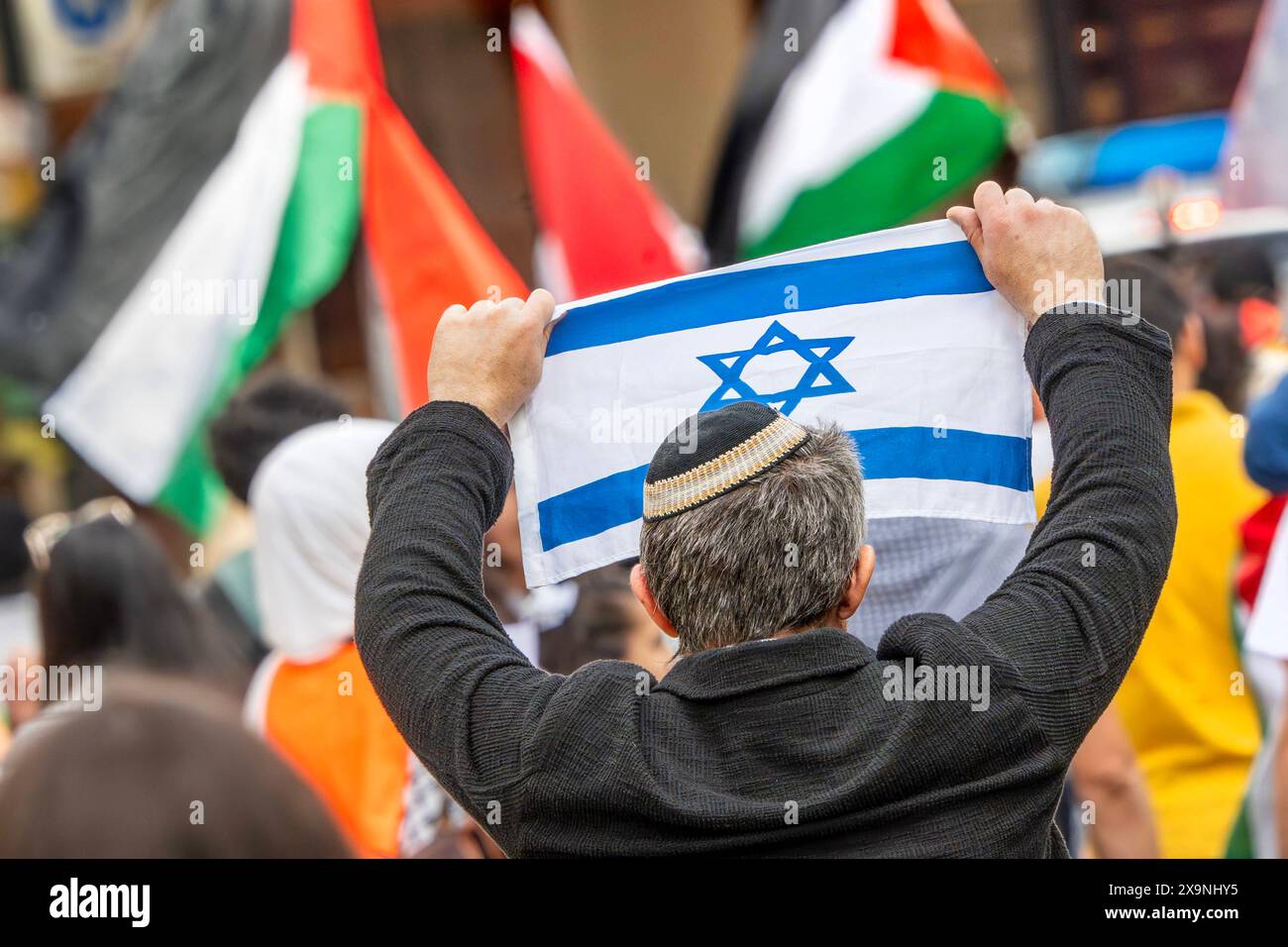 Pro-Israel-Demonstrant hält einer Free-Palestine-Demonstration die ...