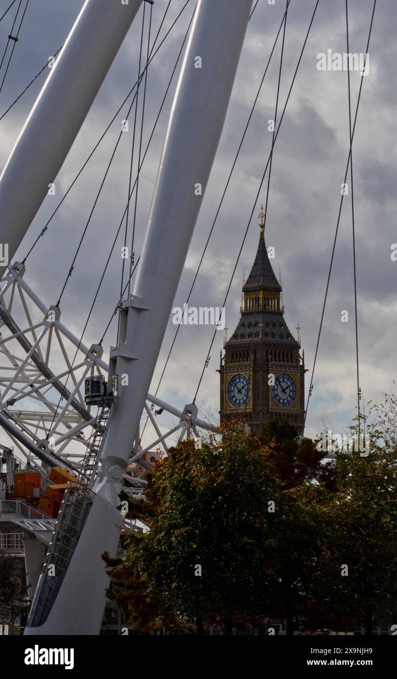 The Elizabeth Tower seen through the spokes of the London Eye Stock ...