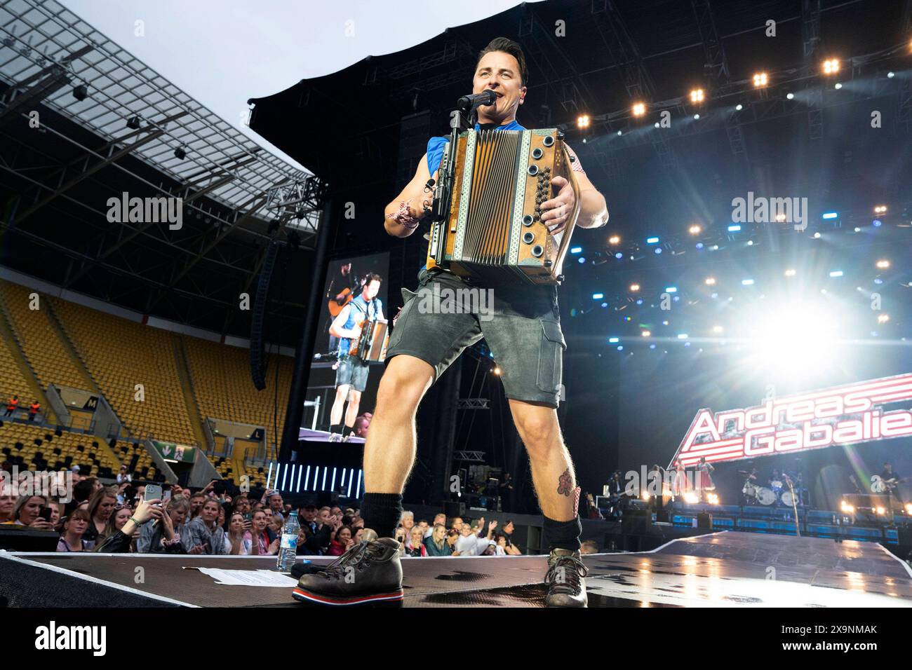 Andreas Gabalier live bei einem Konzert seiner Der Dirndl-Wahnsinn geht ...