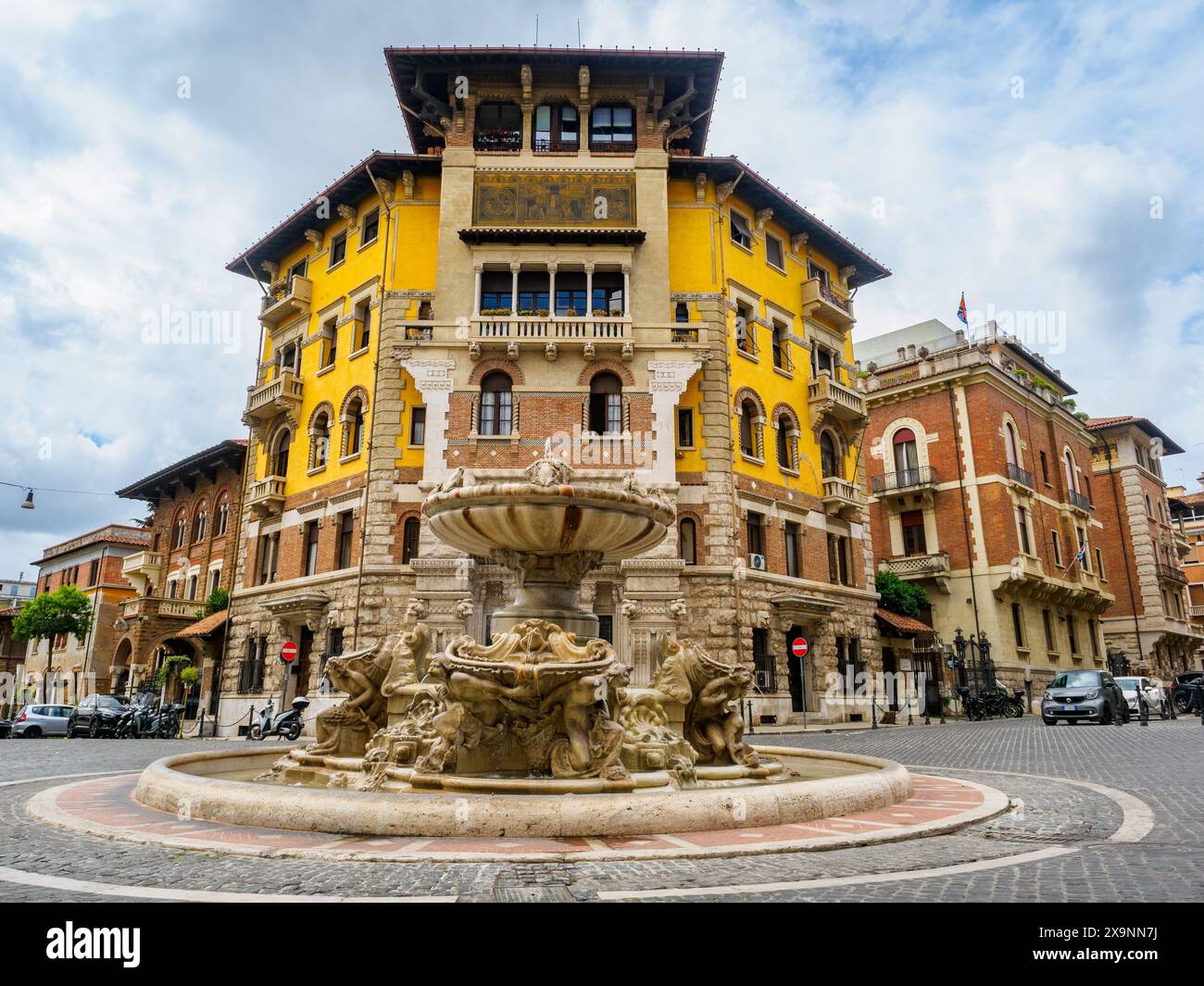 Fontana delle Rane (Frog Fountain) and palazzo del Ragno (The Spider's ...