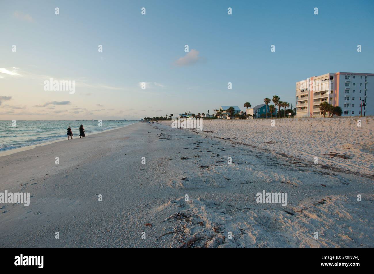 Wide view two people hi-res stock photography and images - Alamy