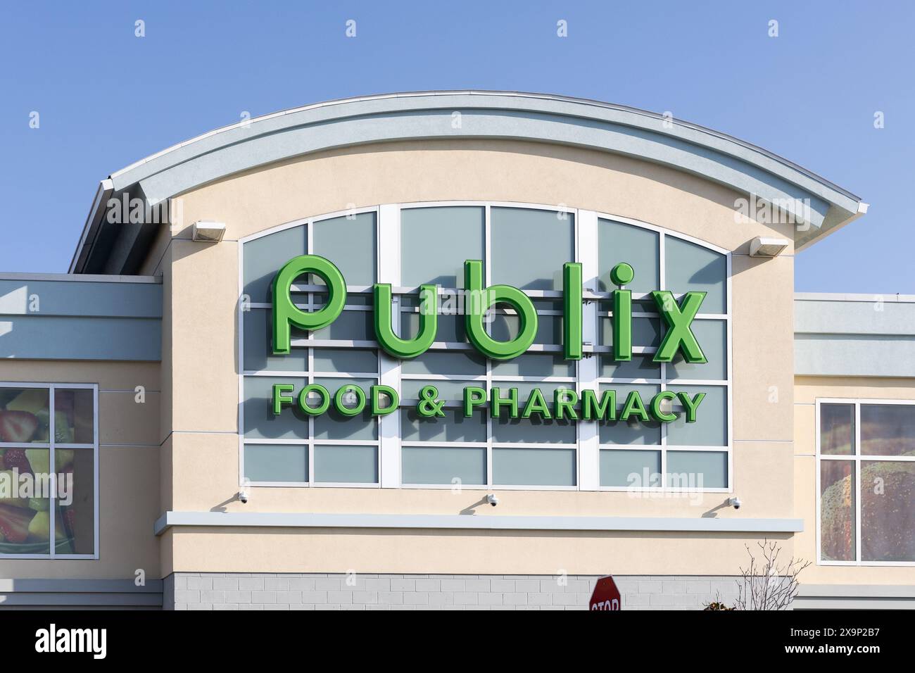 Publix grocery store employee hi-res stock photography and images - Alamy