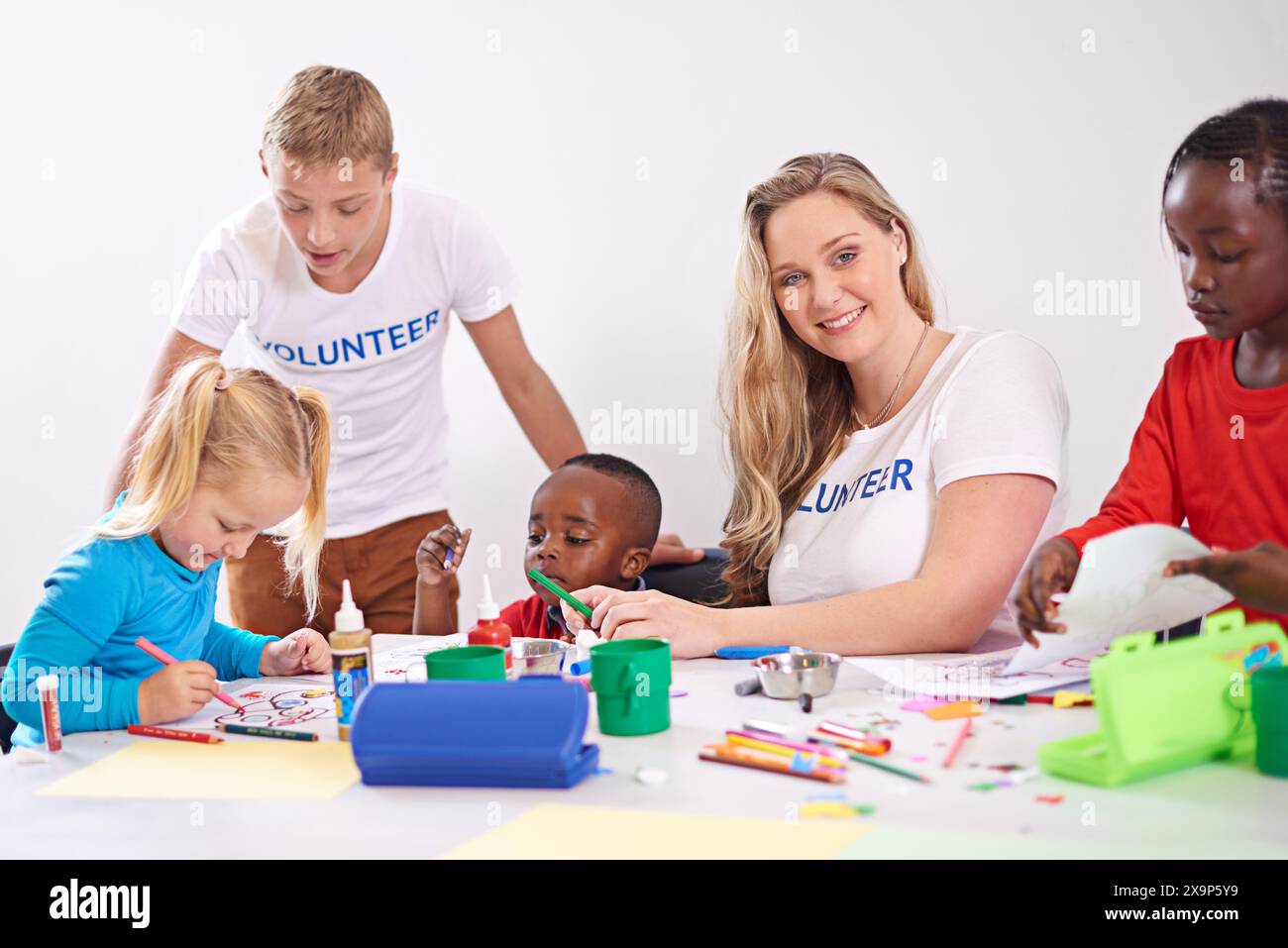 Kids working together community service hi-res stock photography and ...