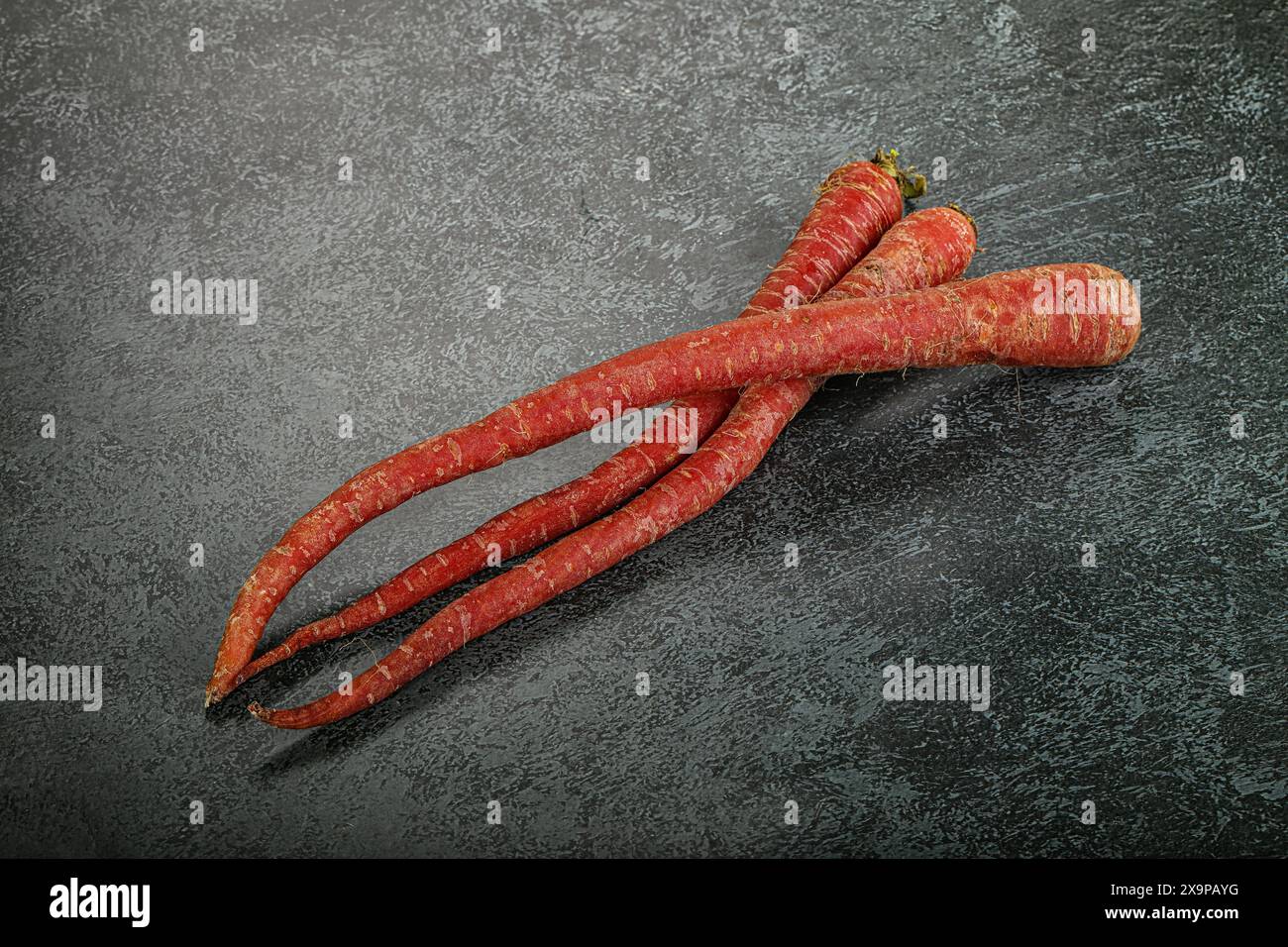 Raw ripe Indian red carrot root Stock Photo - Alamy