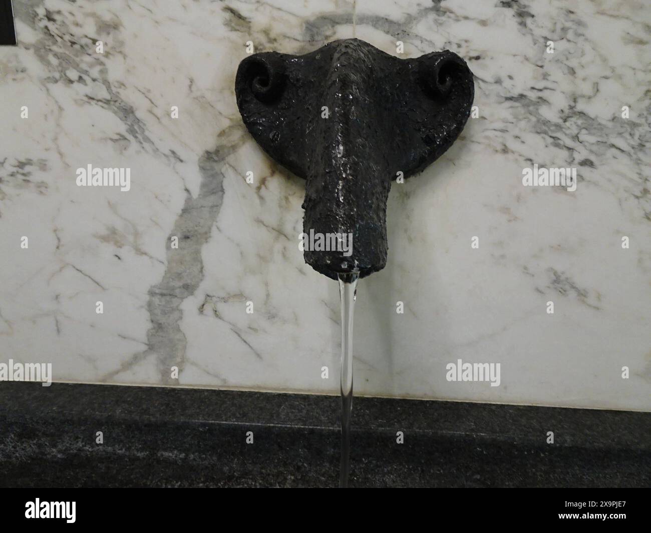 Therme, Wasserspender, Brunnen, Schwefelwasser, Baden bei Wien, 2024 ...