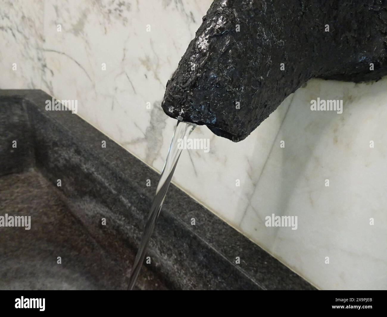 Therme, Wasserspender, Brunnen, Schwefelwasser, Baden bei Wien, 2024 ...