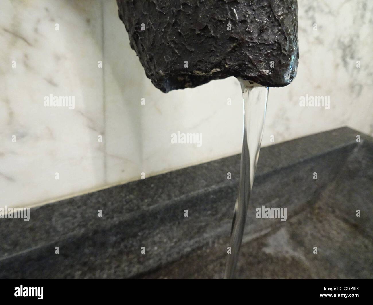 Therme, Wasserspender, Brunnen, Schwefelwasser, Baden bei Wien, 2024 ...