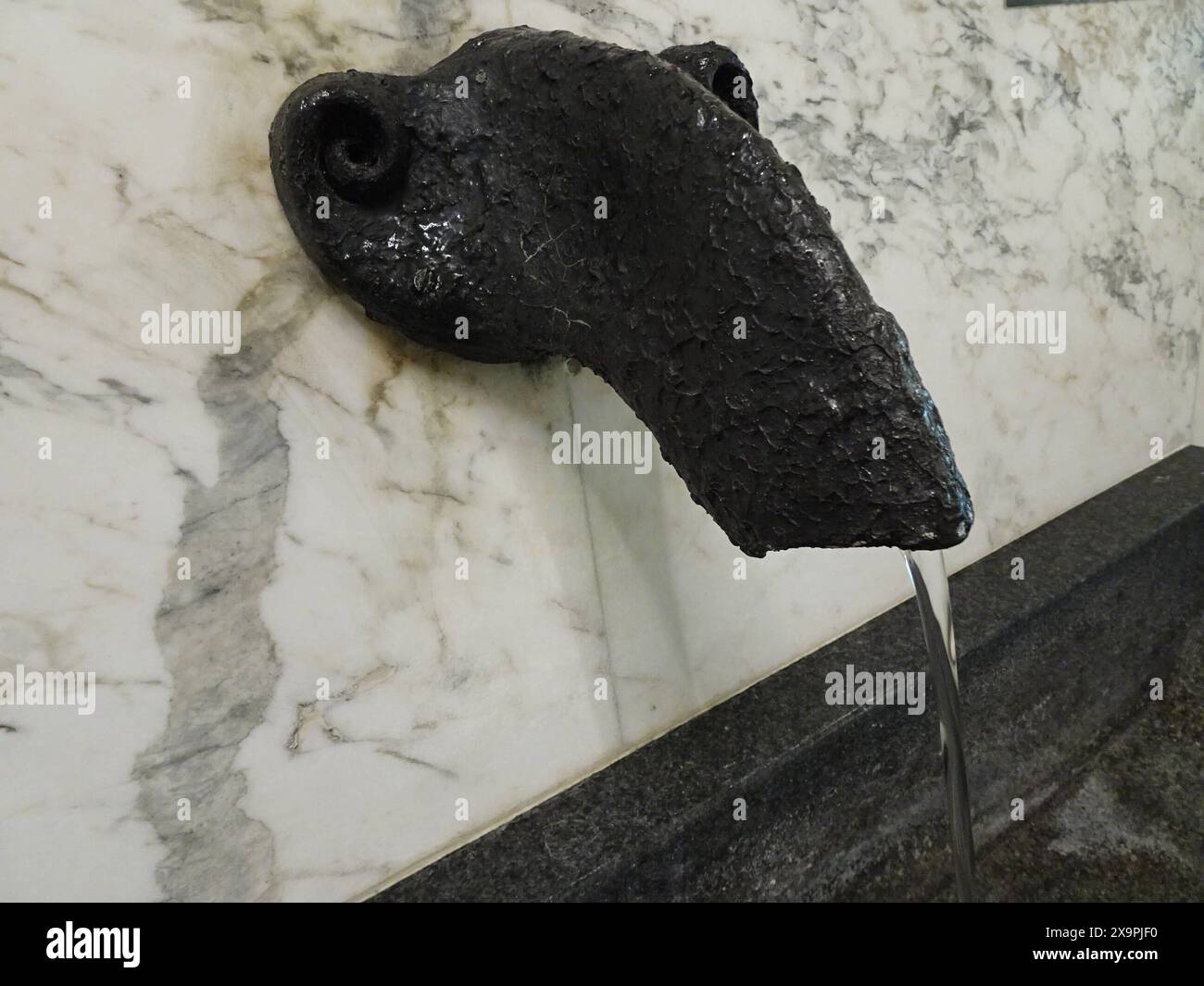 Therme, Wasserspender, Brunnen, Schwefelwasser, Baden bei Wien, 2024 ...