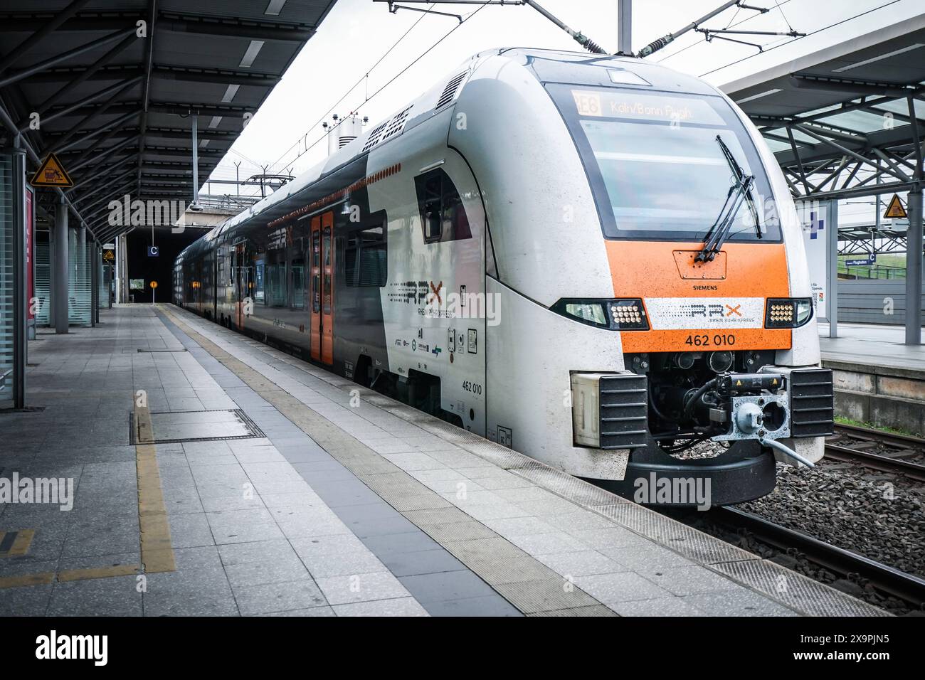 Bahnhof Flughafen Düsseldorf, NRW, Deutschland, Europa: RRX, Rhein-Ruhr ...