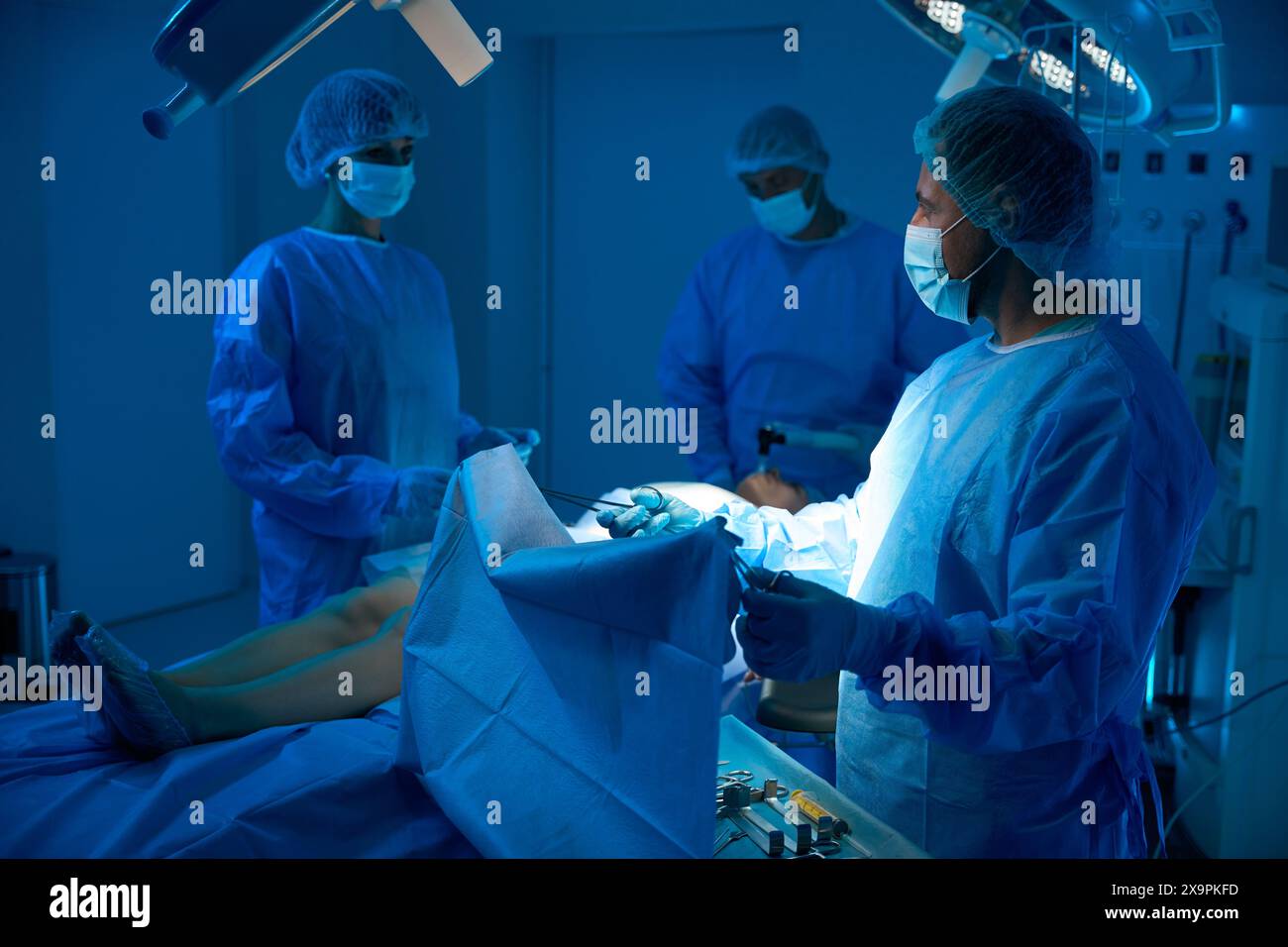 Surgeons team conducting surgical procedure in operating theater Stock ...