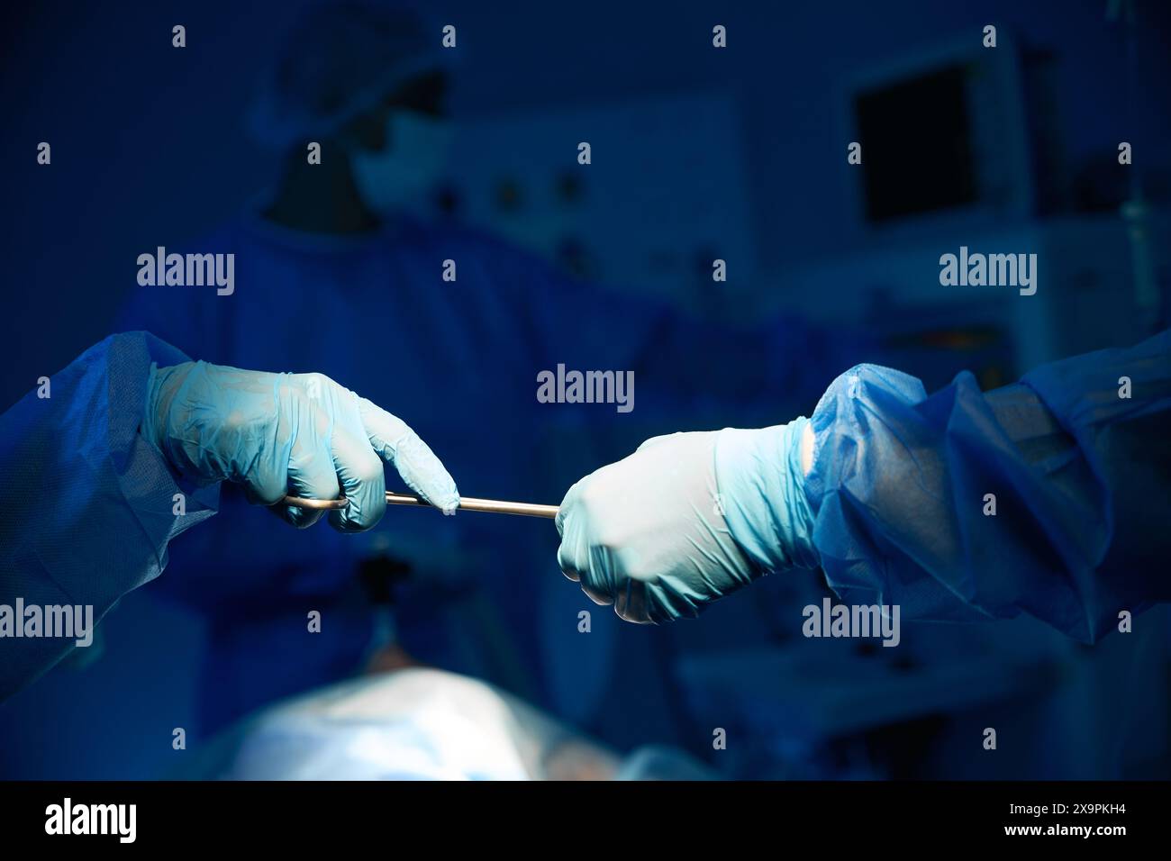 Surgeons hands during operation hi-res stock photography and images - Alamy