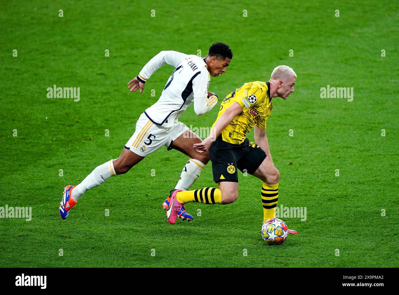 Borussia Dortmund's Julian Ryerson (right) and Real Madrid's Jude ...