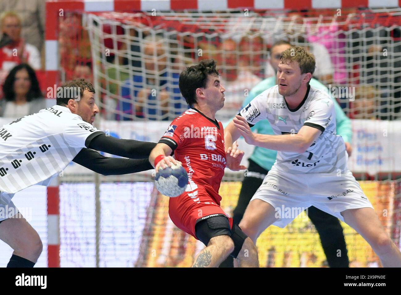 Erik Balenciaga (MT Melsungen #6) (am Ball), Domagoj Duvnjak (THW Kiel ...