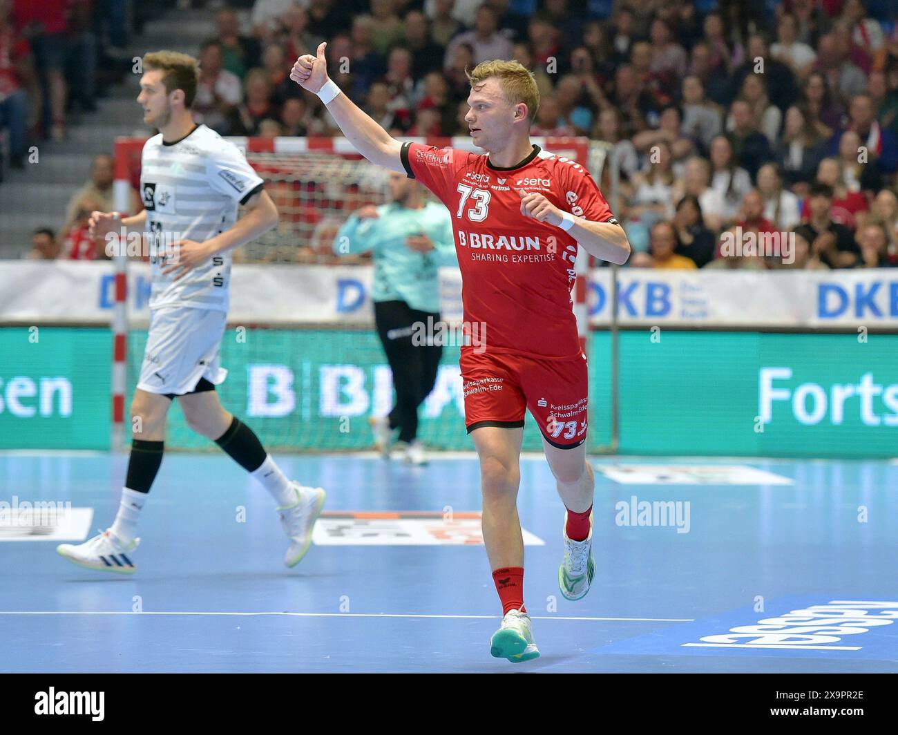 Jubel bei Timo Kastening (MT Melsungen #73), Mykola Bilyk (THW Kiel #53 ...