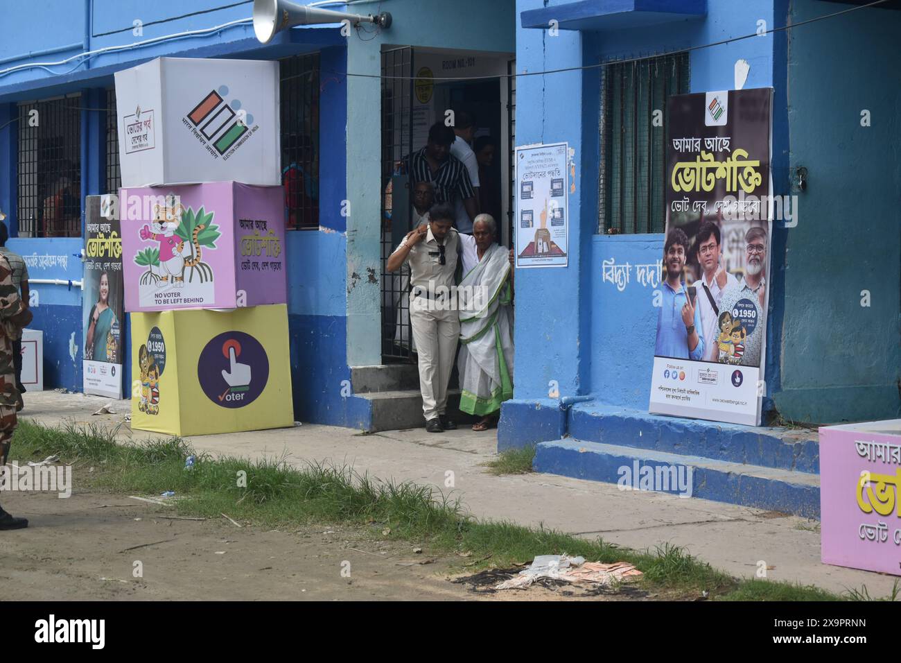 Kolkata, India. 01st June, 2024. People cast their votes in polling ...