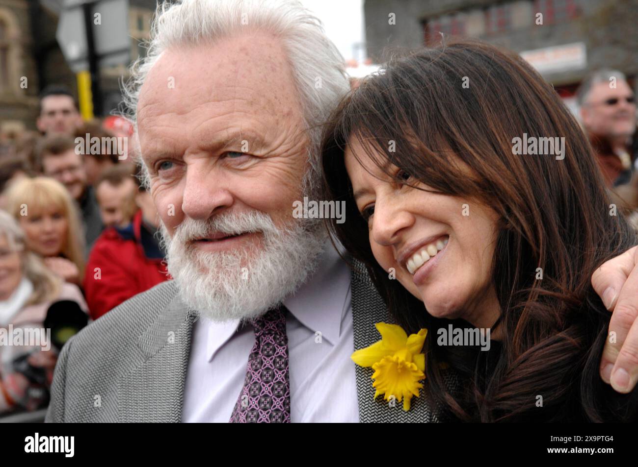 Sir Anthony Hopkins unveils a statue of comedian Tommy Cooper in his ...