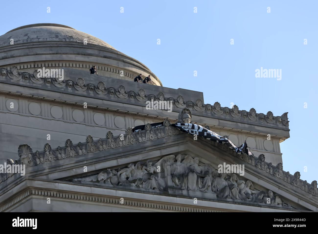 Brooklyn, NY - May 31 2024: NYPD police officers look down from roof ...