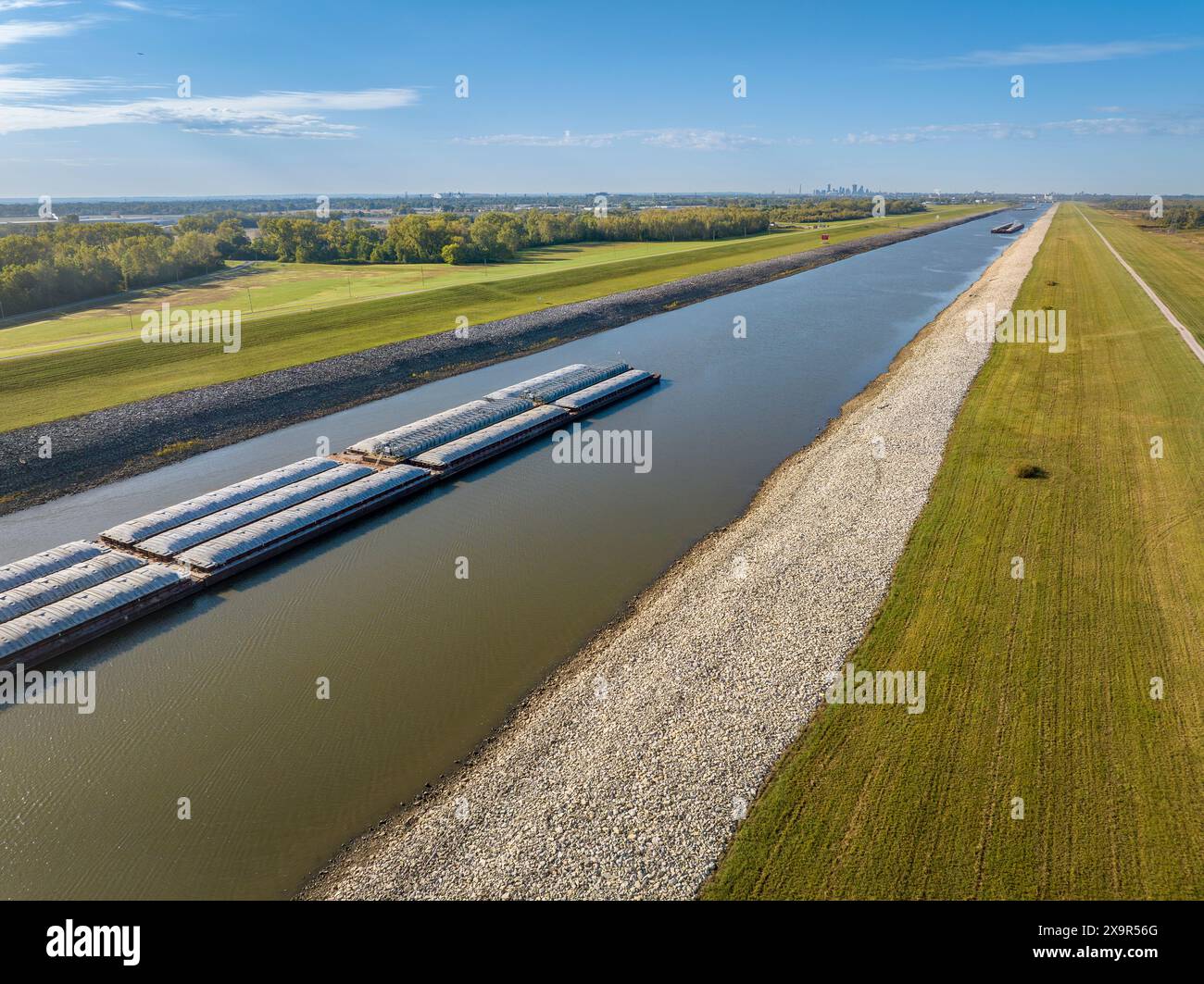 Canal chain of rocks hi-res stock photography and images - Alamy