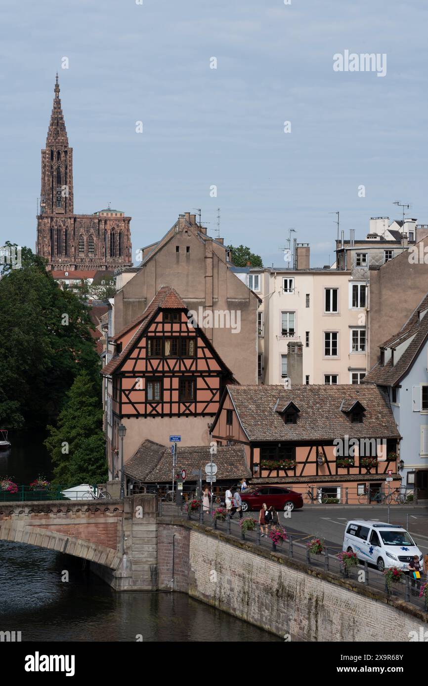 Exterior wall strasbourg cathedral hi-res stock photography and images ...