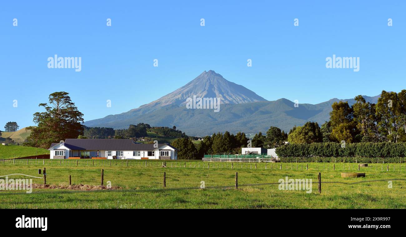 Mount taranaki maunga hi-res stock photography and images - Alamy