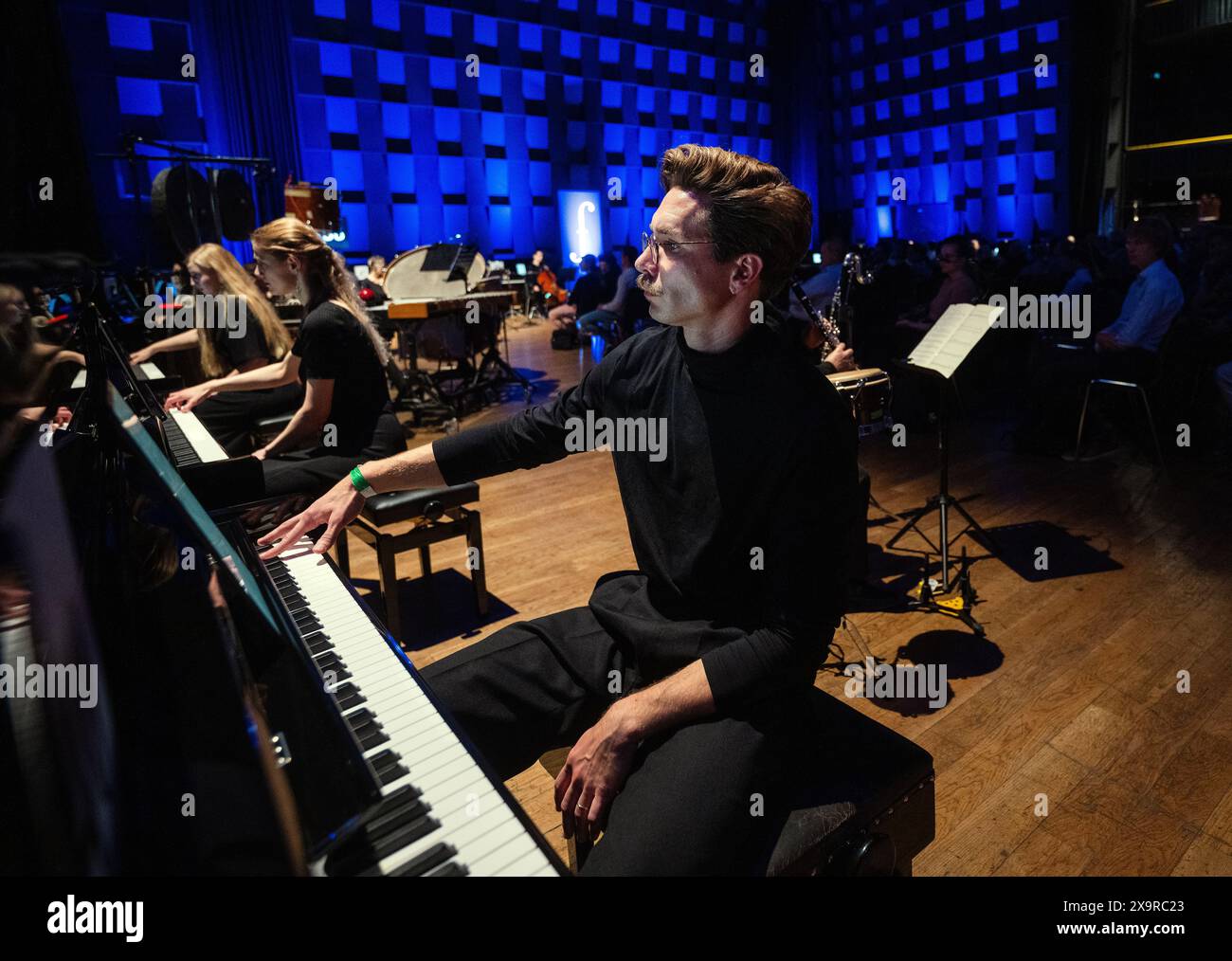 Microtones hi-res stock photography and images - Alamy