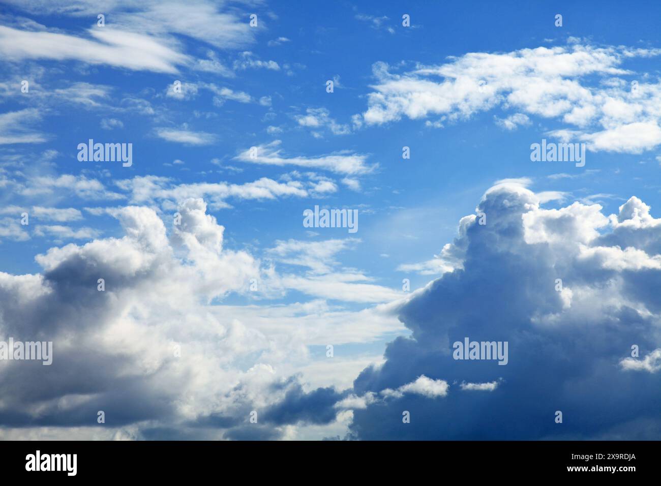 Stratus grey cloud layer hi-res stock photography and images - Alamy