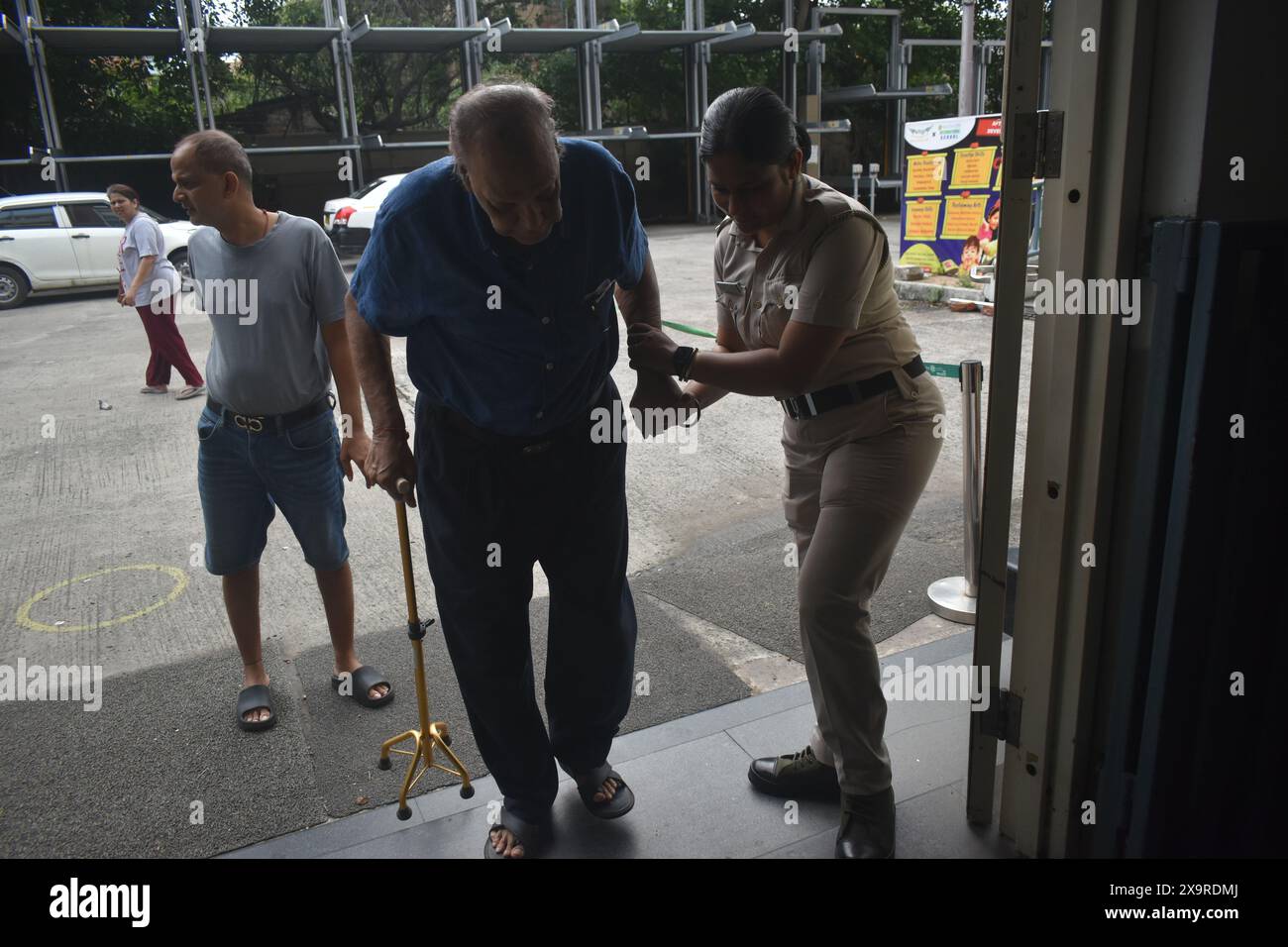 Kolkata, India. 01st June, 2024. People cast their votes in polling ...