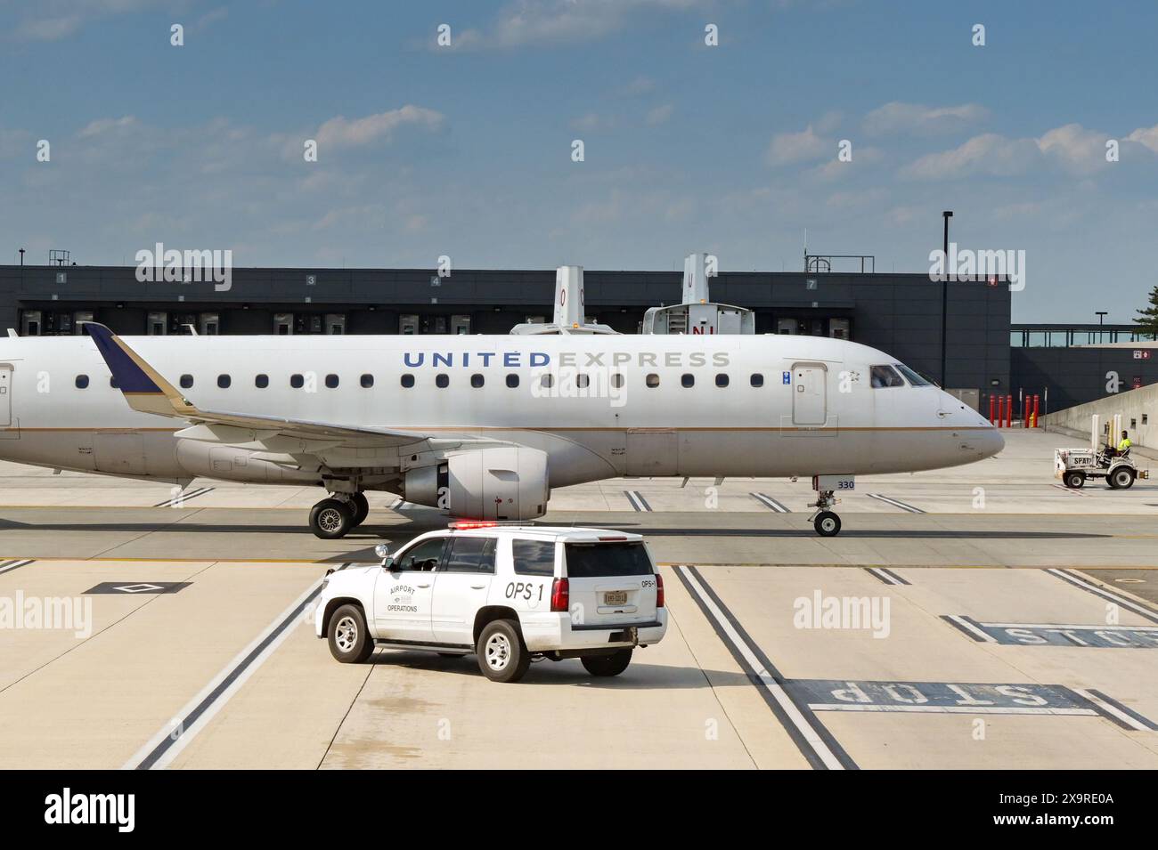 Airport operations vehicle hi-res stock photography and images - Alamy
