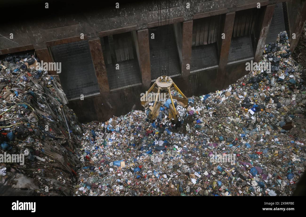 Hamburg, Germany. 15th Apr, 2024. A gripper arm with waste is steered ...