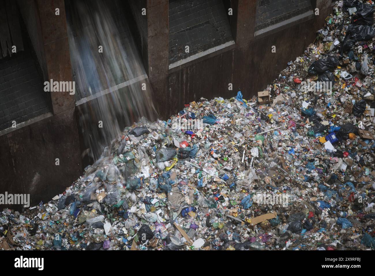 Hamburg, Germany. 15th Apr, 2024. Waste is poured into the waste bunker ...