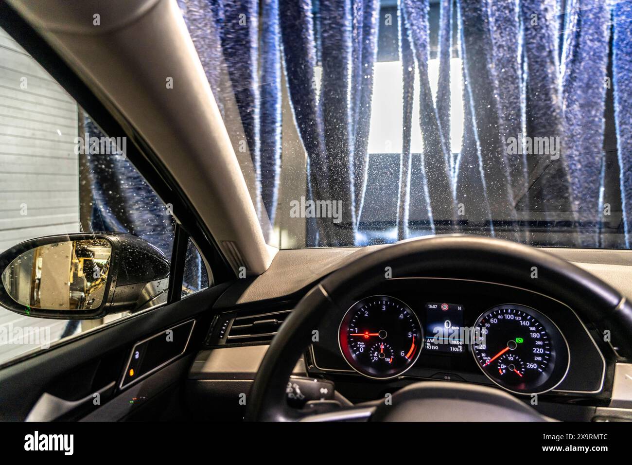 Auto in einer automatischen Waschanlage, Autowaschstraße, Trocknen, mit ...