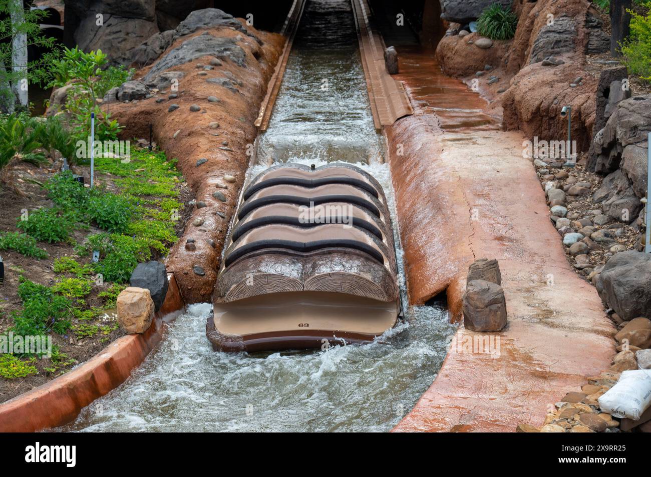 Water splash log flume ride hi-res stock photography and images - Alamy