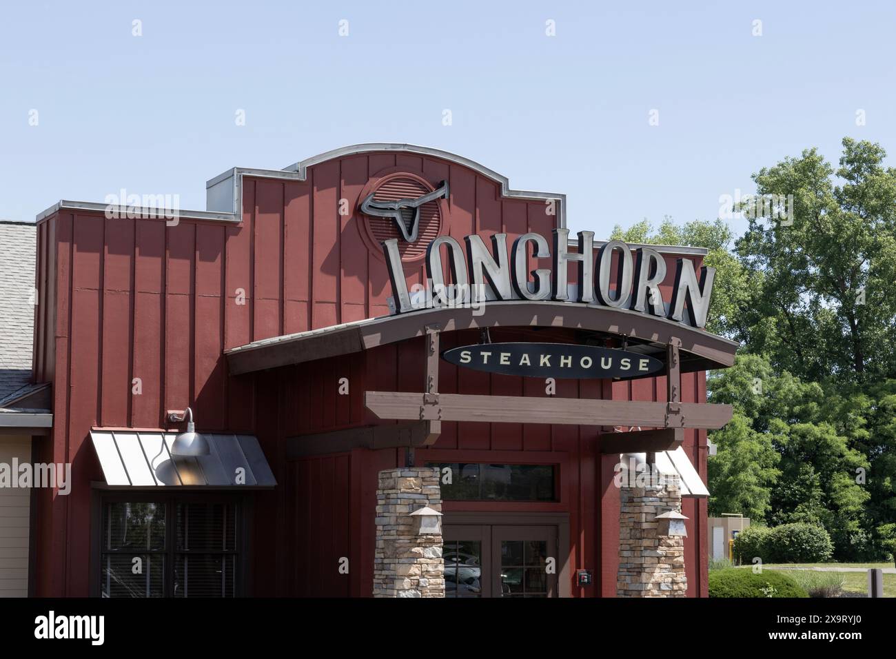 Moraine - May 31, 2024: LongHorn Steakhouse casual dining restaurant ...
