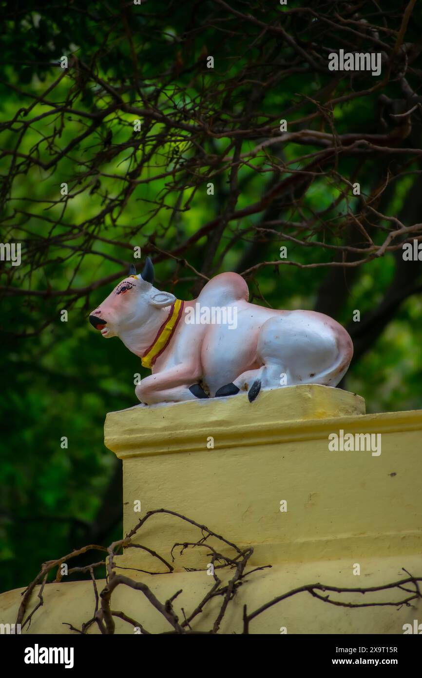 Cow statue on the hindu temple wall Stock Photo - Alamy