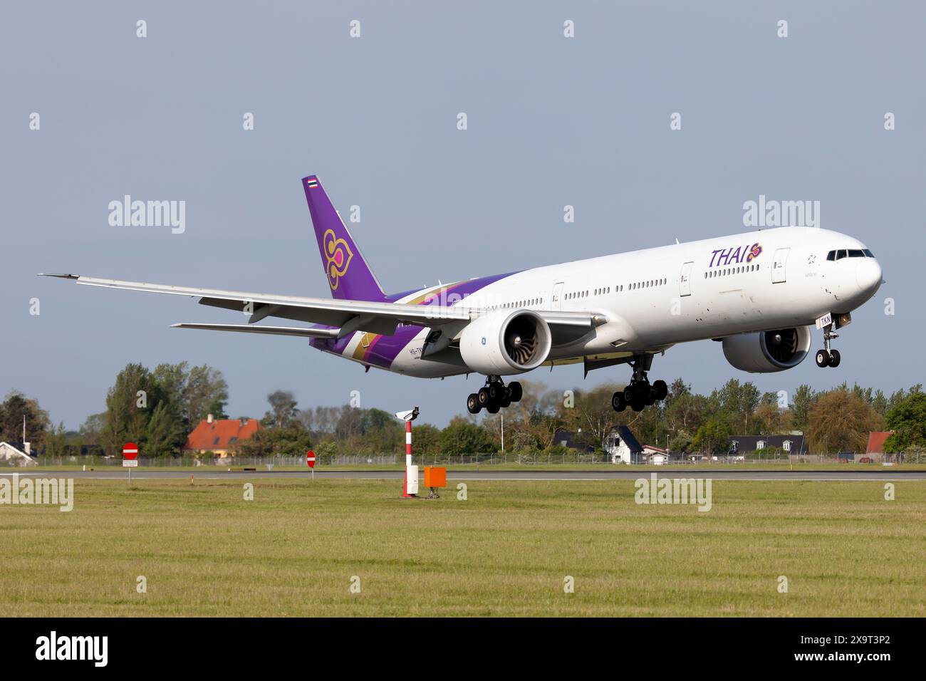 A Thai Airways International Boeing 777-300ER landing at Copenhagen ...