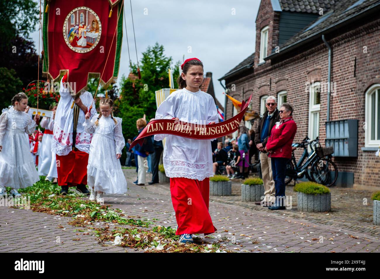 A girl holds a placard with a Latin text during the "Boxmeerse Vaart ...
