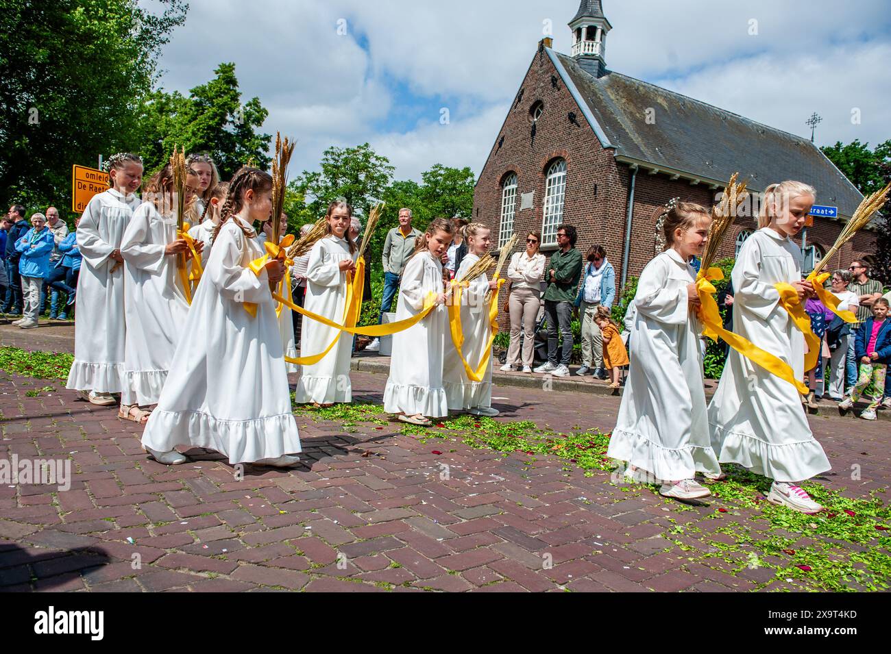 Young girls hold bouquets of wheat during the "Boxmeerse Vaart ...