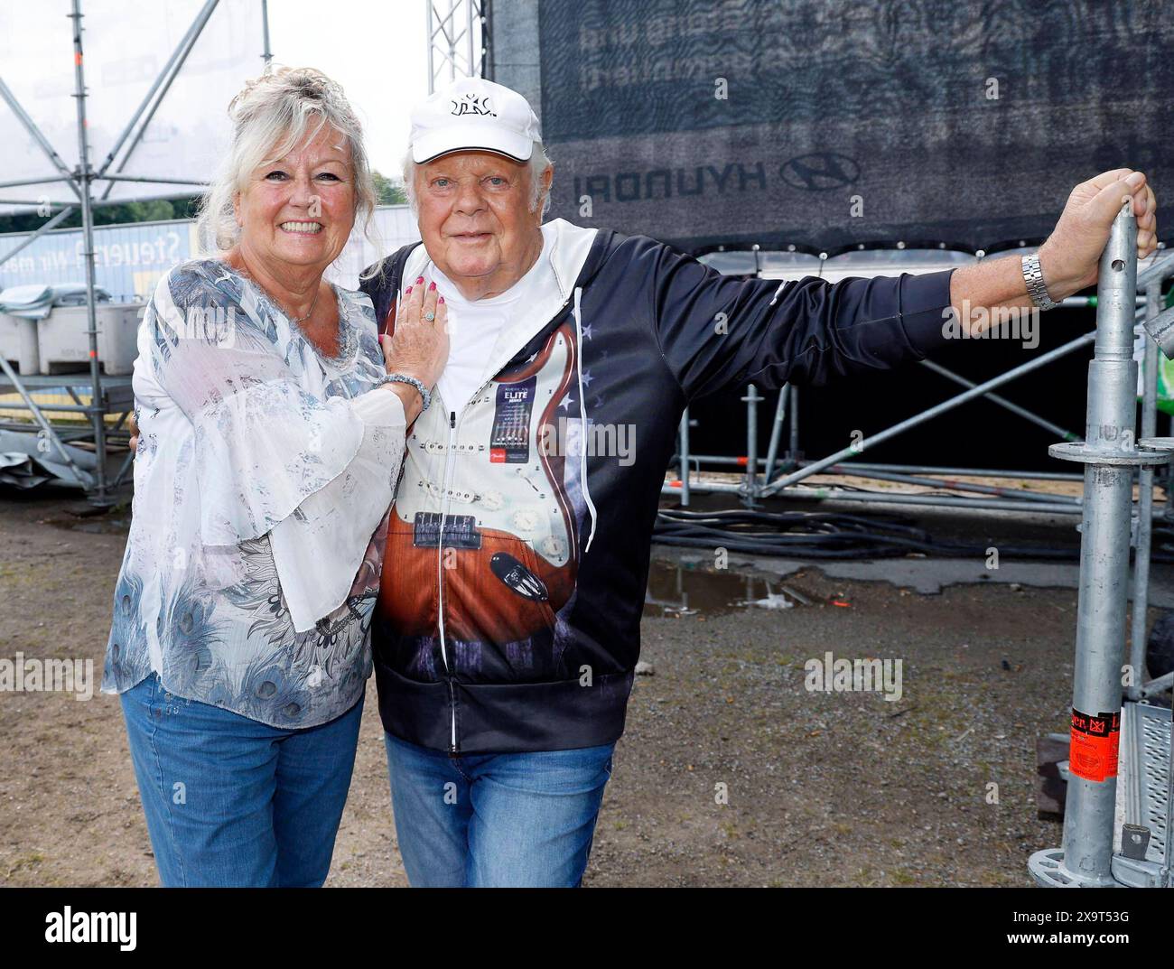 Graham Bonney mit Ehefrau Iris beim Open Air Schlager Olymp 2024 auf ...
