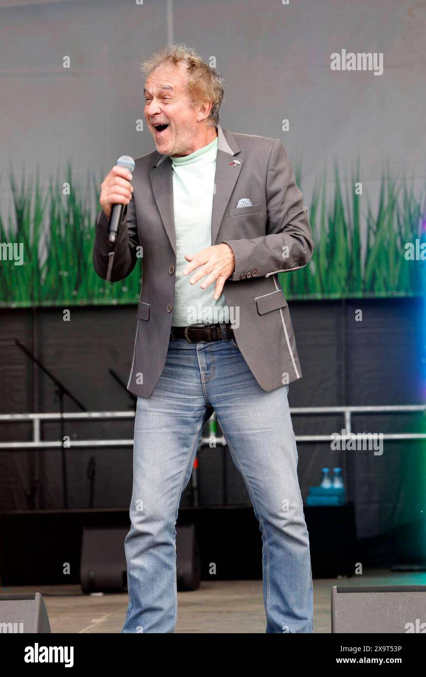 Chris Wolff beim Open Air Schlager Olymp 2024 auf dem Berliner Festplatz. *** Chris Wolff at the ...