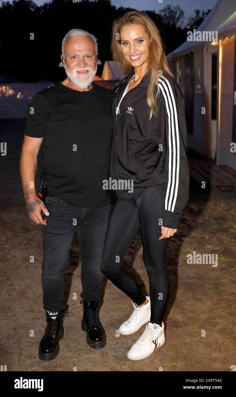 Nino de Angelo mit Sängerin Jenice Nele Hermann beim Open Air Schlager ...