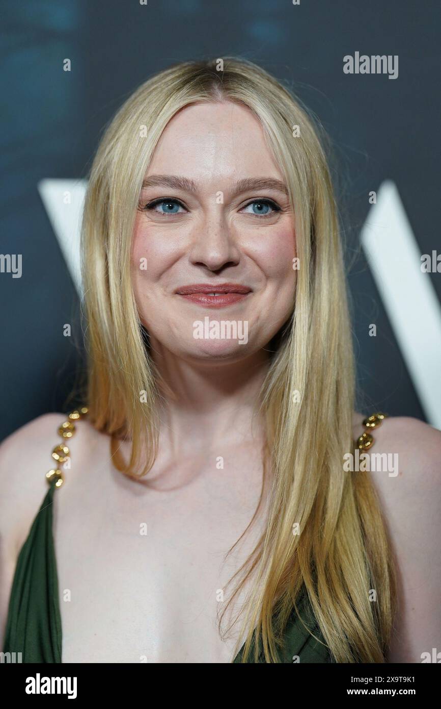 The watchers dakota fanning hi-res stock photography and images - Alamy