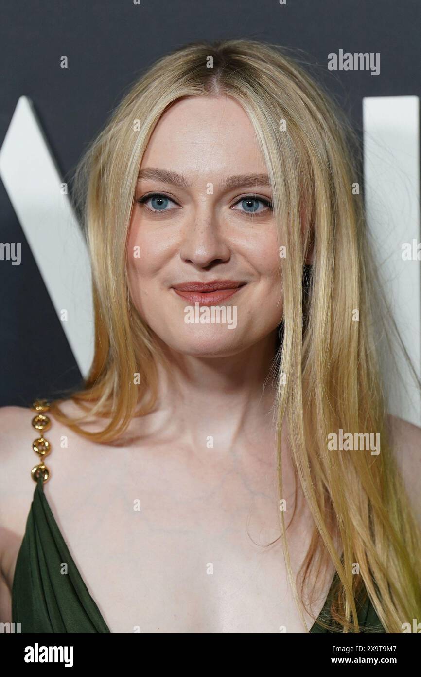 The watchers dakota fanning hi-res stock photography and images - Alamy