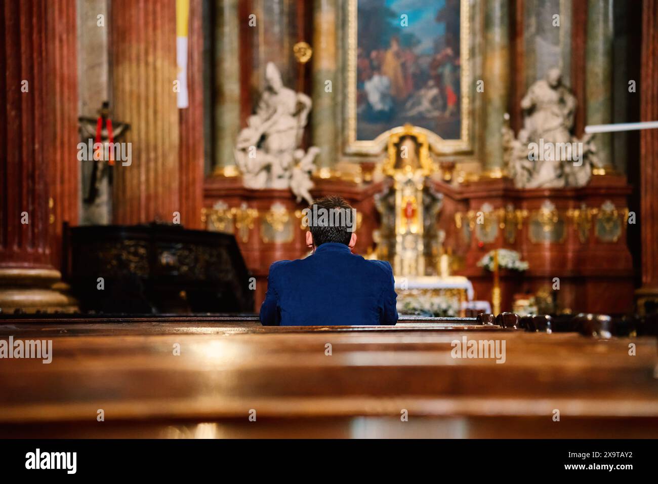 Church pew praying head bowed hi-res stock photography and images - Alamy