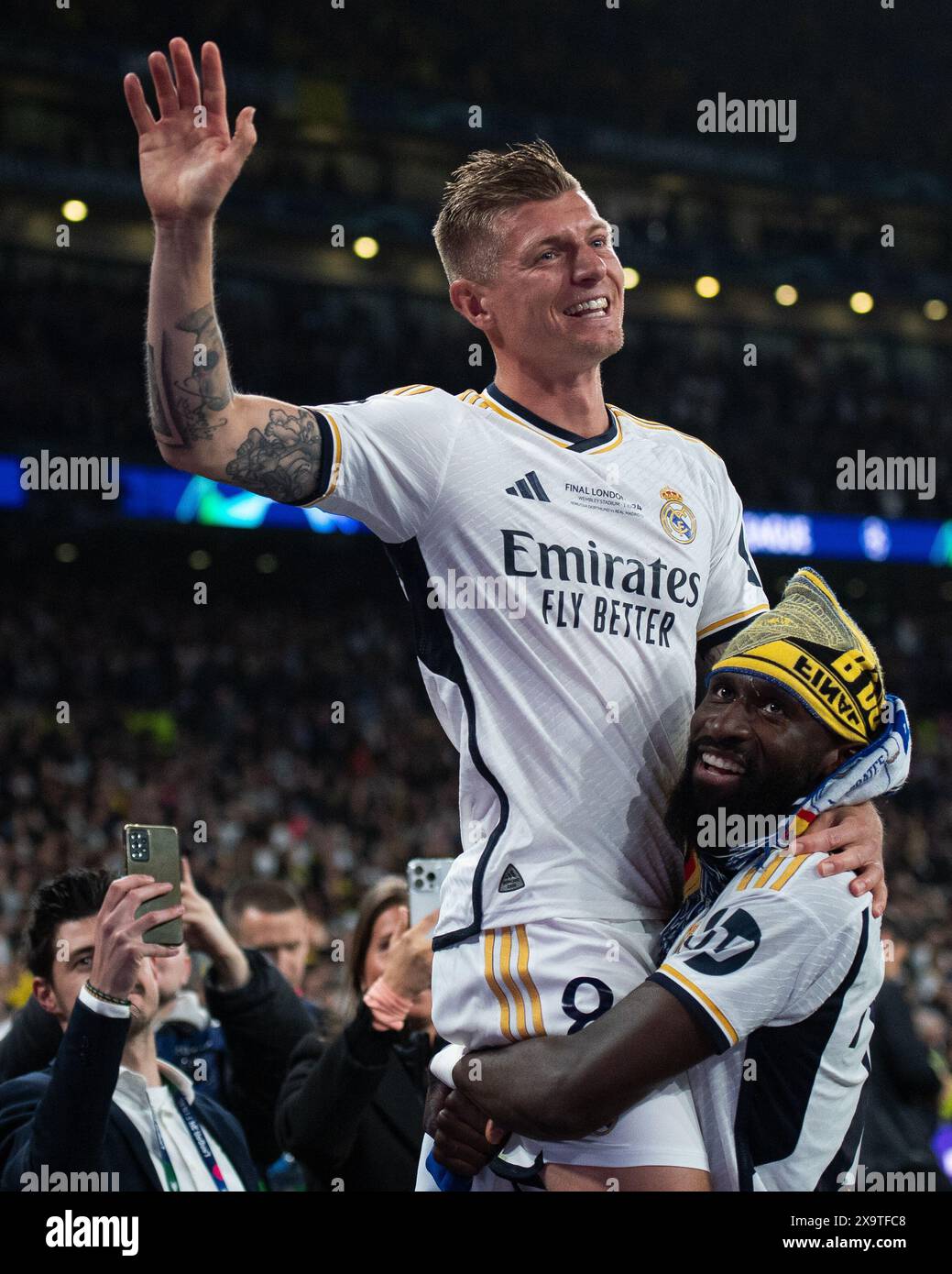 Toni kroos trophy hi-res stock photography and images - Alamy