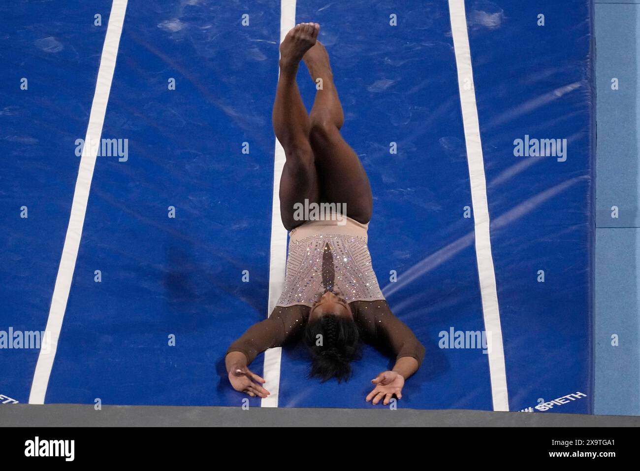 Simone Biles falls while competing on the vault during the U.S ...