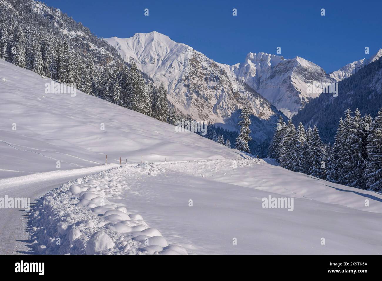 Oytal in winter, behind it Schochen, 2100m, Schneck, 2268m, Himmelhorn ...