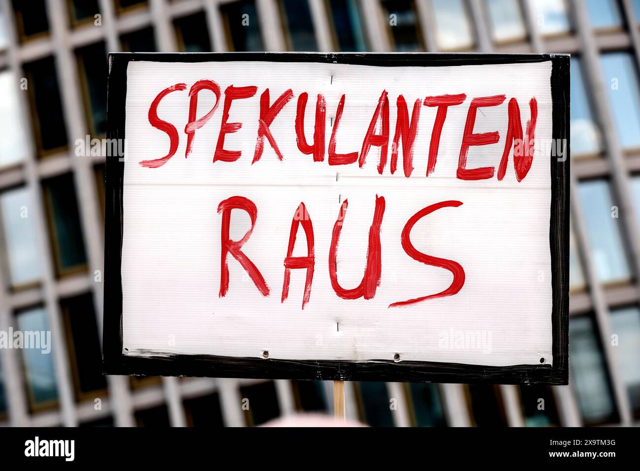 Sign with the inscription Speculators out. Demo under the motto The ...