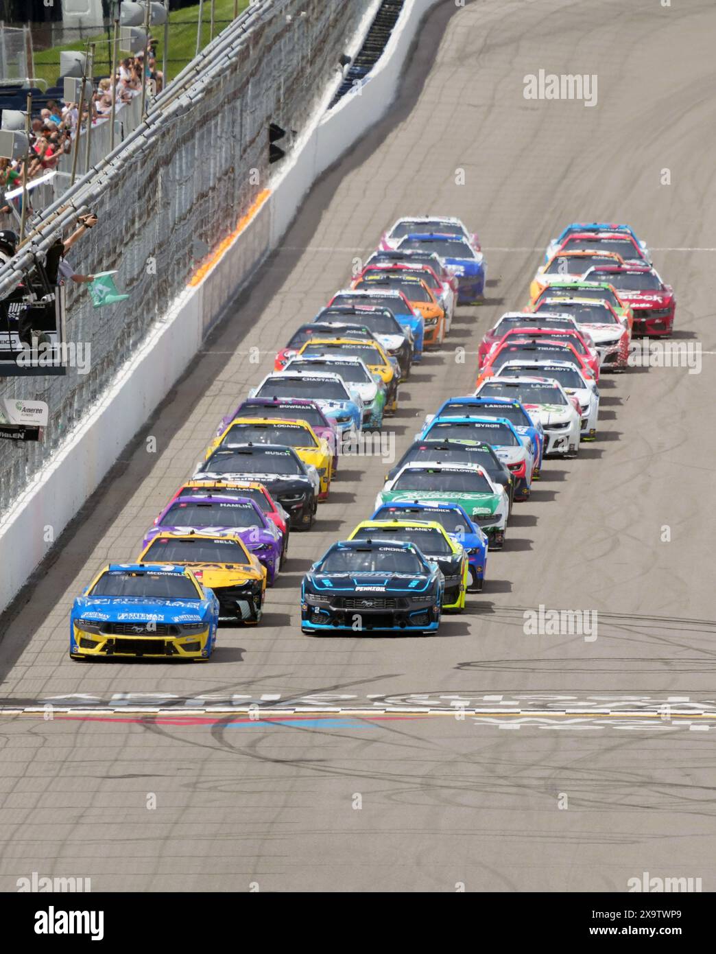 Drivers green flag start hi-res stock photography and images - Alamy